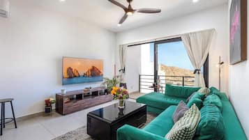 Apartamento, várias camas, varanda, vista para o oceano (HD3-202) | Sala de estar | Televisor de ecrã plano de 42 polegadas com canais digitais