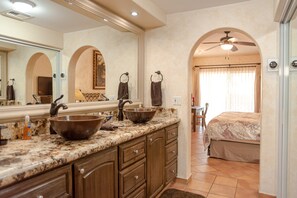 Apartamento, várias camas, varanda, vista parcial para o oceano (Las Mañanitas LM C208) | 3 quartos, com decoração personalizada, com mobília individualizada 