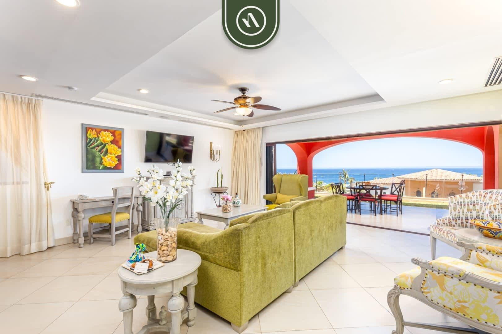 Apartamento, várias camas, varanda, vista para o oceano (Hacienda Encantada 2707) | Sala de estar | Televisor de ecrã plano de 42 polegadas com canais digitais 