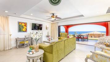 Apartamento, várias camas, varanda, vista para o oceano (Hacienda Encantada 2707) | Sala de estar | Televisor de ecrã plano de 42 polegadas com canais digitais