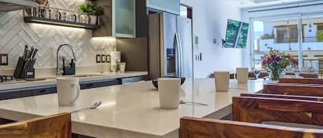 Apartamento em Condomínio Fechado, várias camas, acesso à piscina (Esquina Versalles 204) | Cozinha privada | Mesas de jantar