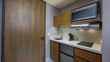 Estúdio, 1 cama king-size, cozinha (MIO RESIDENCES MIO RESIDENCES 306 C) | Cozinha privada | Uma cafeteira/bule, mesas de jantar