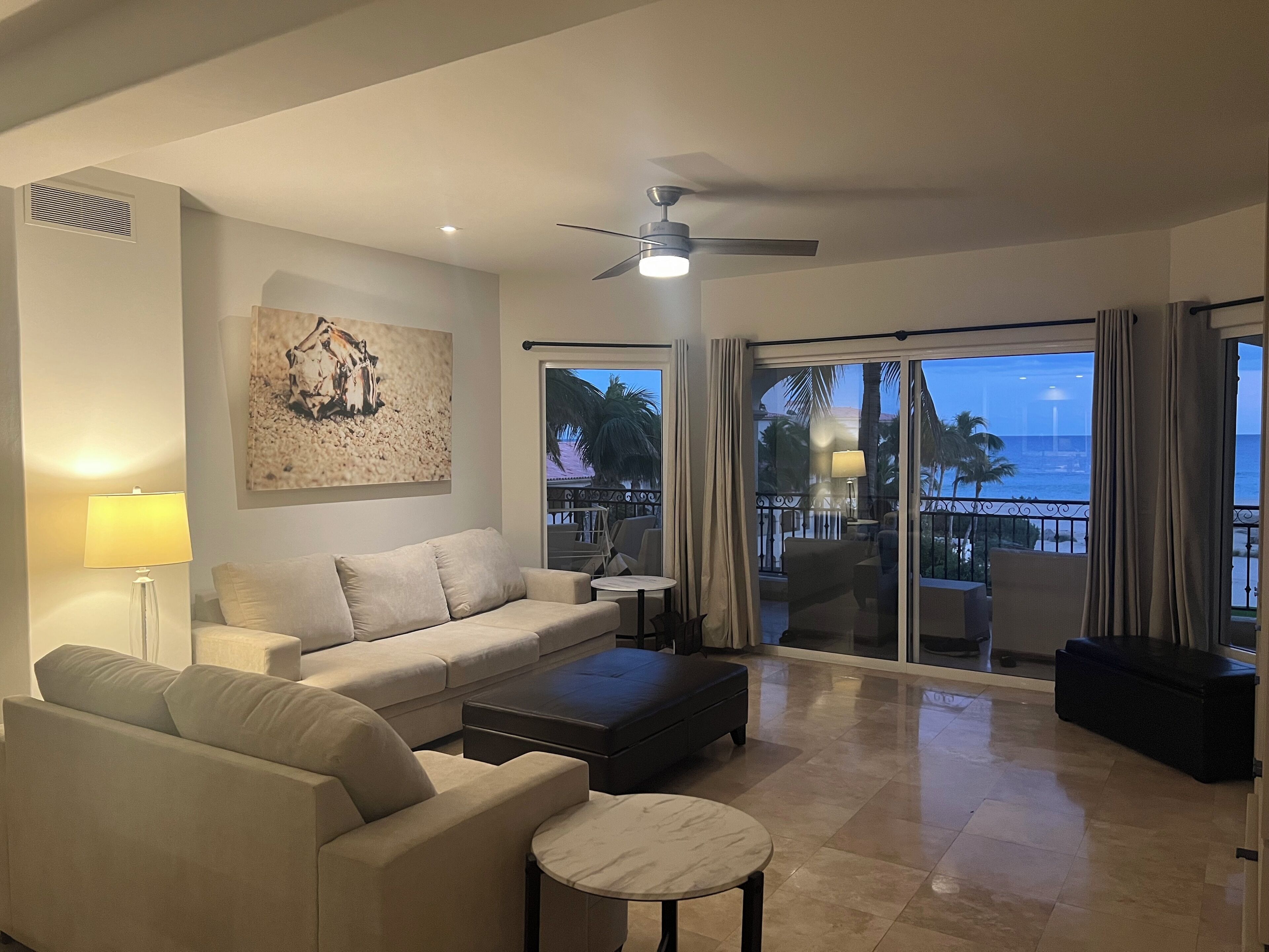 Apartamento, várias camas, sacada, vista para o oceano (Las Mañanitas LM E3301) | Área de estar | TV de tela plana 42 polegadas com canais digitais