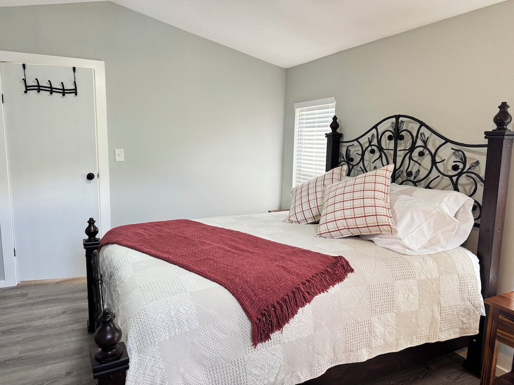 Nancy James Charming 2-bedroom retreat with a charming porch in Candler ...