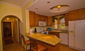 Apartamento, várias camas, sacada, vista para o oceano (Las Mañanitas LM E3303) | Cozinha privada | Cafeteira/chaleira, mesas de jantar