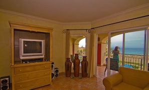 Apartamento, várias camas, sacada, vista para o oceano (Las Mañanitas LM E3303) | Área de estar | TV de tela plana 42 polegadas com canais digitais