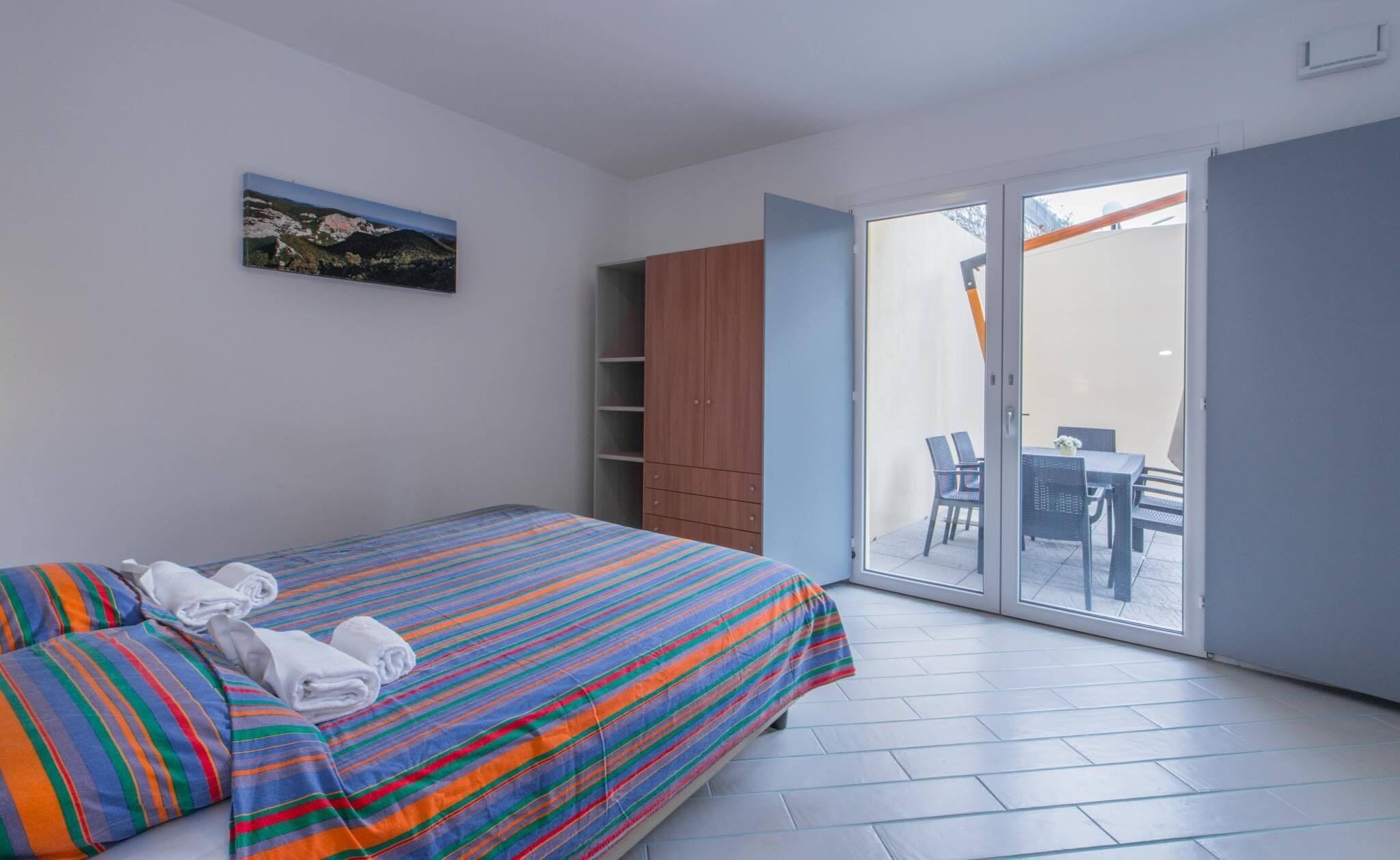 Appartamento in villa con piscina e giardino | Cortinas/cortinados opacos, ferro/tábua de engomar 