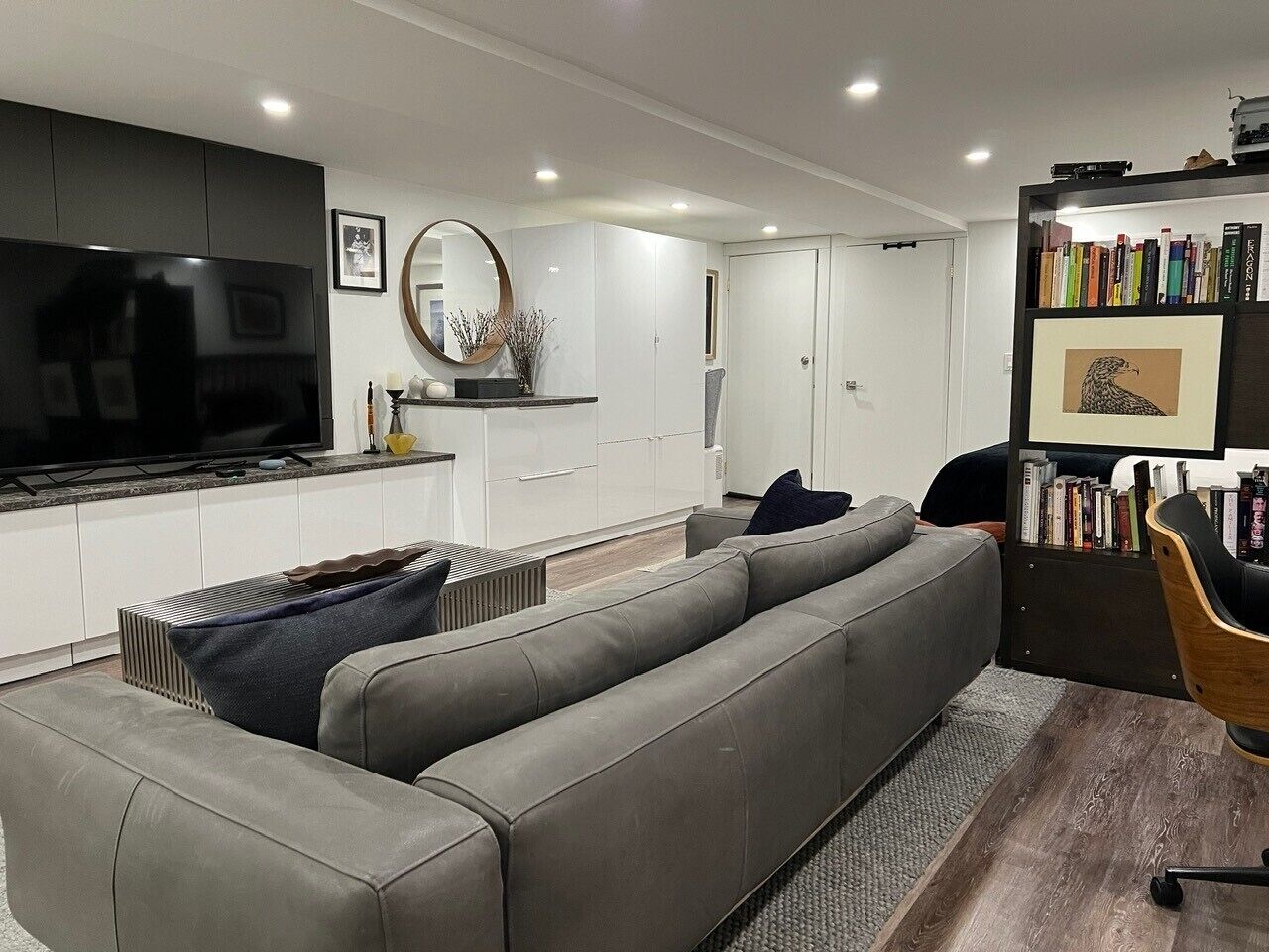 This Unit Is Close To The Subway And A Short Walk To The  Ossington Ave Strip. - Mississauga