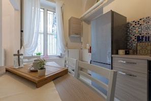 Apartamento, 1 cama de casal | Cozinha privada | Um frigorífico, um micro-ondas, um forno, uma placa de cozinha 