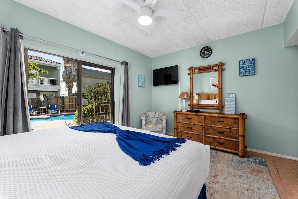 Sunny Island Stay | Walk to Beach + Free Parking Reviews, Deals ...