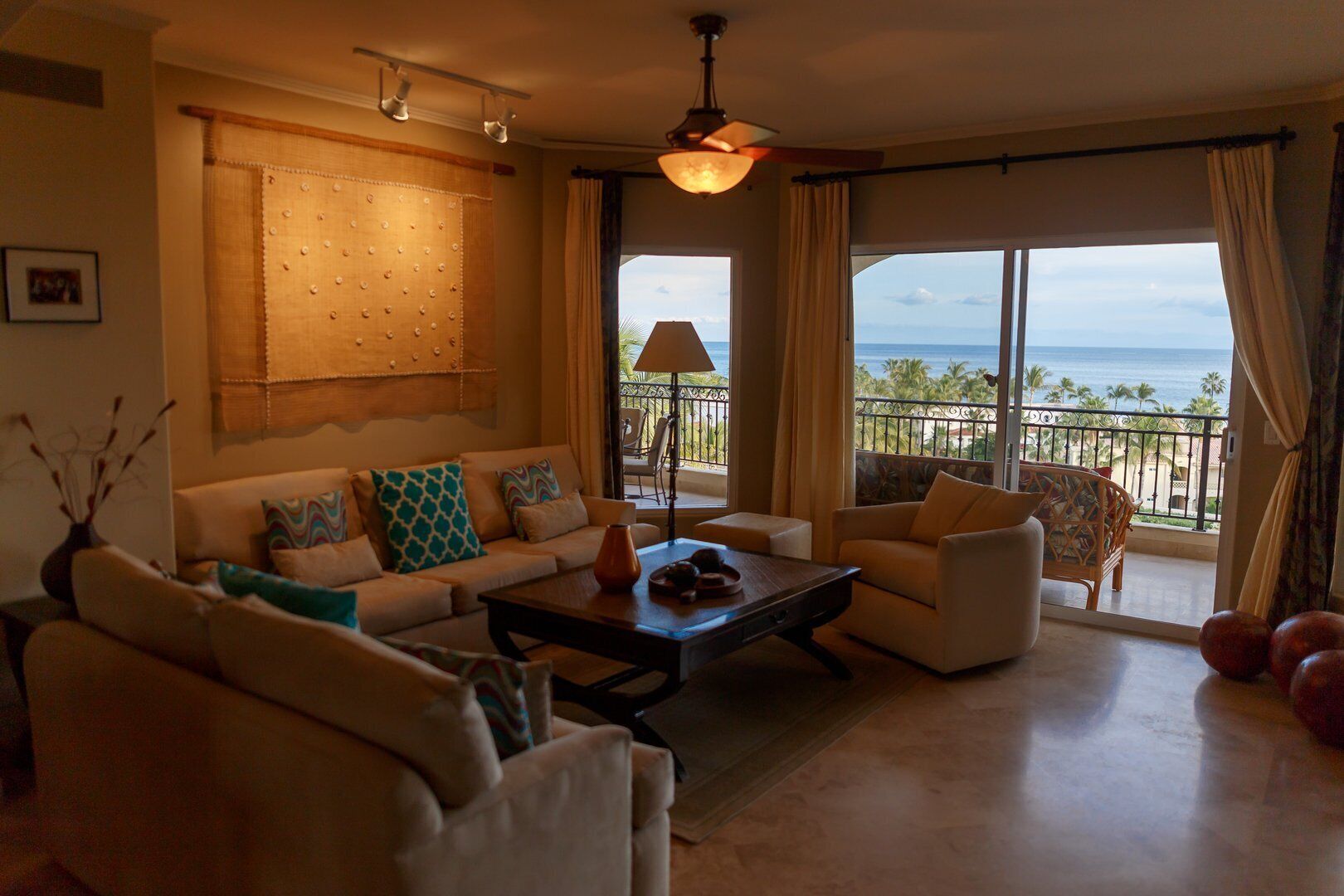 Apartamento, várias camas, sacada, vista para o oceano (Las Mañanitas LM F4404) | Área de estar | TV de tela plana 42 polegadas com canais digitais