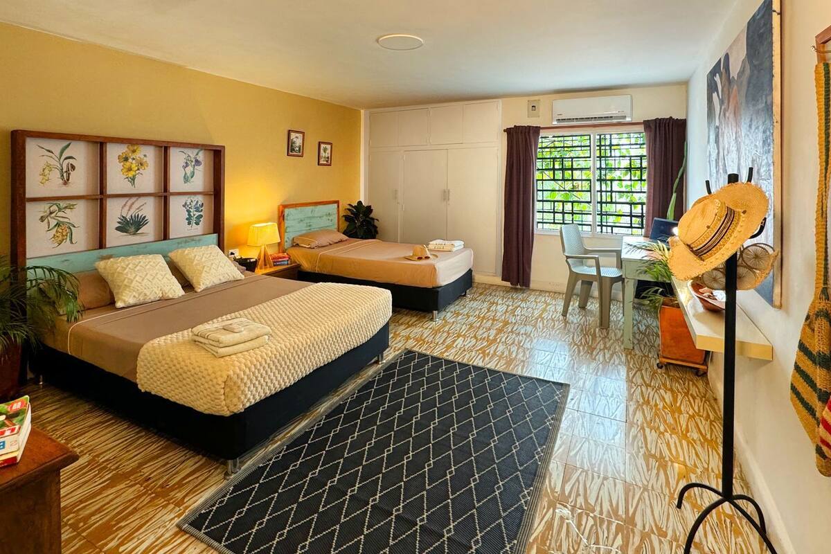 Quarto Duplo Deluxe, vista para o jardim | Ferro/tábua de engomar, Wi-fi grátis