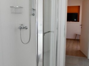 Apartamento (One Bedroom Apartment with Terrace an) | Banheiro | Chuveiro, toalhas de banho