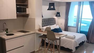 Estúdio conforto, vista para a praia | Cozinha privada | Frigobar, micro-ondas, talheres/pratos/utensílios de cozinha