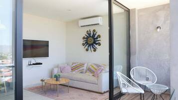 Apartamento, várias camas, varanda, Vista para a cidade (Ocean's Point by Baja Toms) | Sala de estar | Televisor de ecrã plano de 42 polegadas com canais digitais