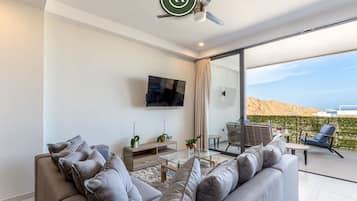 Apartamento, várias camas, varanda, Vista para a cidade (Torre Maria 101) | Sala de estar | Televisor de ecrã plano de 42 polegadas com canais digitais