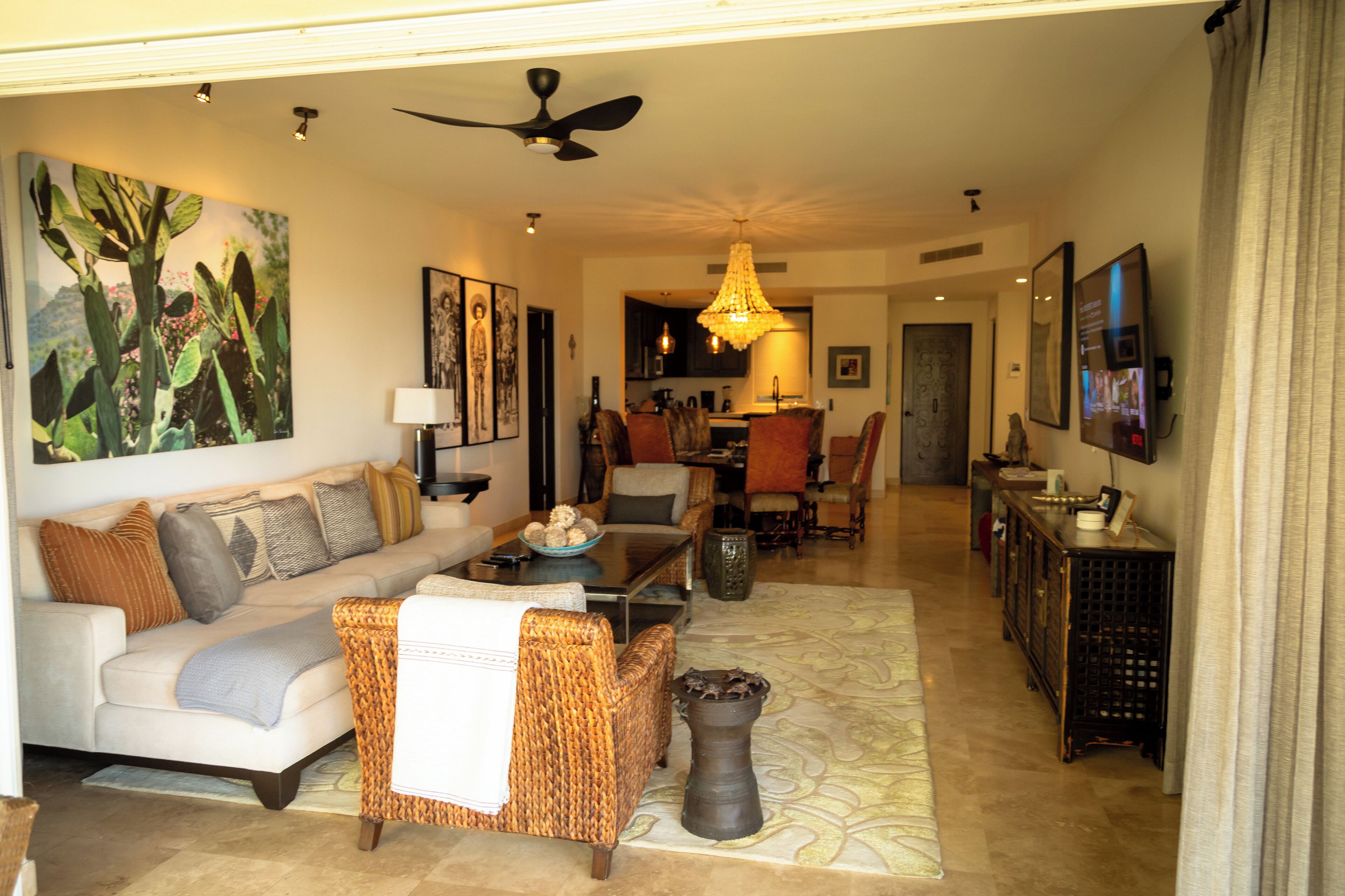 Apartamento, várias camas, varanda, vista para o oceano (Tortuga Bay TBB 2102) | Área de estar | TV de tela plana 42 polegadas com canais digitais