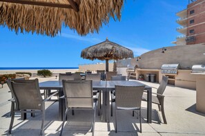 Apartamento, 1 cama queen-size e sofá-cama, varanda, vista para o oceano (Viva Condominiums Viva 28) | Refeições ao ar livre