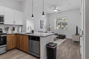 Um frigorífico/congelador grande, um micro-ondas, uma placa de cozinha 