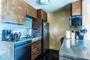 Apartamento Standard, 1 quarto (Apartment) | Cozinha privada | Um frigorífico/congelador grande, um micro-ondas, um forno 