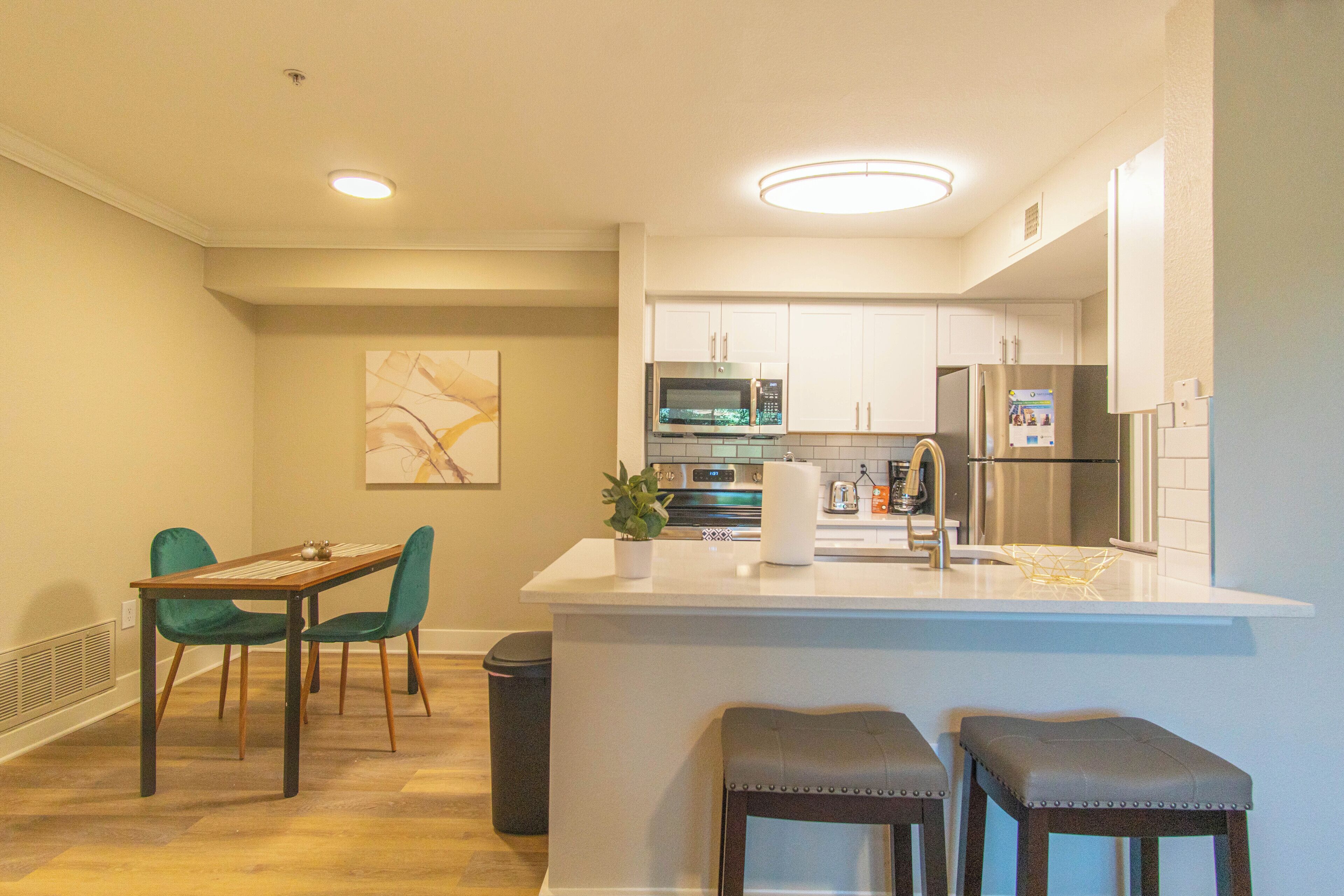 Um frigorífico/congelador grande, um micro-ondas, um forno 