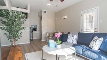 Apartamento Standard, 1 quarto (Apartment) | Sala de estar | Smart TV de 50 polegadas com canais digitais