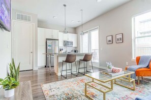 Apartamento Standard, 1 quarto (Apartment) | Cozinha privada | Um frigorífico/congelador grande, um micro-ondas, um forno 