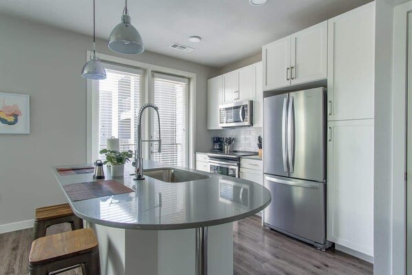 Apartamento Standard, 1 quarto (Apartment) | Cozinha privada | Um frigorífico/congelador grande, um micro-ondas, um forno 