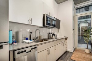 Apartamento standard (Apartment) | Cozinha privada | Geladeira grande, micro-ondas, cooktop, lava-louças
