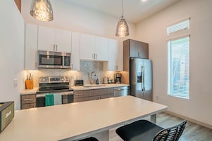 Apartamento standard, 2 quartos (Apartment) | Cozinha privada | Geladeira grande, micro-ondas, cooktop, lava-louças