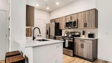 Apartamento Standard, 1 quarto (Apartment) | Cozinha privada | Um frigorífico/congelador grande, um micro-ondas, uma placa de cozinha