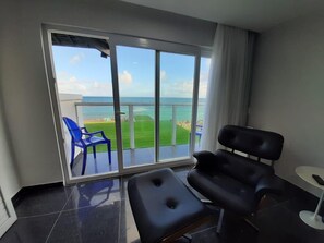 Suíte superior, varanda, vista para o oceano | Frigobar, Wi-Fi de cortesia, roupa de cama