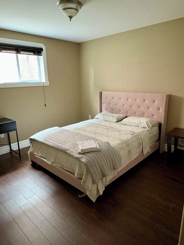 Cozy and quiet room with high speed internet. Room 2 - Windsor | Stayz