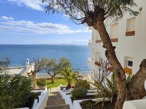 2222 - MEDITERRANEO A 1-8, HOLIDAYS ON THE ROCKS, 1st LINE OF SEA ...