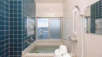 Apartamento Familiar, vista para o oceano | Casa de banho | Uma combinação polibã/banheira, um secador de cabelo, chinelos, um bidé