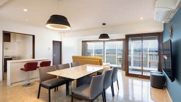Apartamento Familiar, vista para o oceano | Refeições no quarto