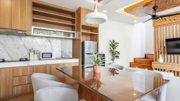 Villa Deluxe, 2 quartos, varanda, vista para a piscina | Kitchenette privada | Mesas de jantar