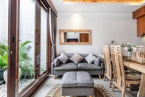 Villa Deluxe, 2 quartos, piscina privativa, vista para a piscina | Sala de estar | Smart TV de 42 polegadas com canais digitais, Netflix