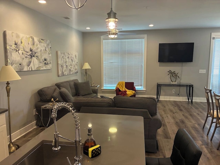Modern Near Downtown & Hospitals Greenville Stay - Saluda Lake, SC