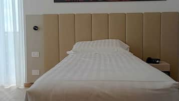 Quarto Individual | Cofre com capacidade para portátil, secretária