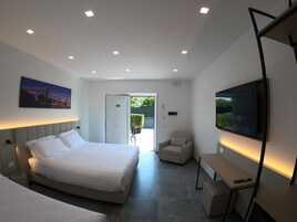 Quarto Duplo | Cofre com capacidade para portátil, secretária