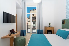 Quarto casal ou duplo conforto, sacada, vista para a cidade | Escrivaninha, quartos à prova de som, Wi-Fi de cortesia