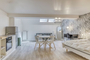 Suíte estúdio luxo | Escrivaninha, espaço de trabalho para notebook, Wi-Fi de cortesia