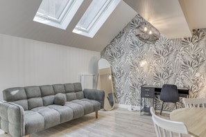 Suíte estúdio luxo | Escrivaninha, espaço de trabalho para notebook, Wi-Fi de cortesia