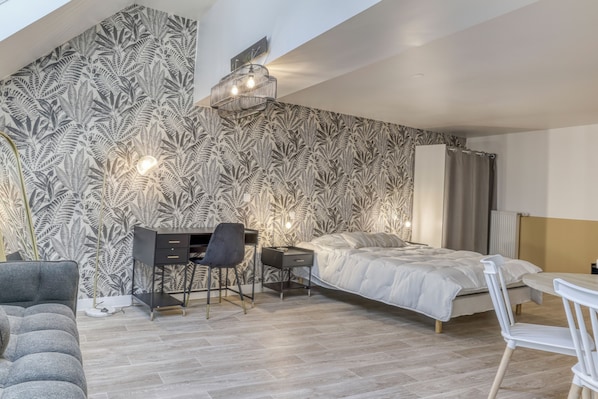 Suíte estúdio luxo | Escrivaninha, espaço de trabalho para notebook, Wi-Fi de cortesia