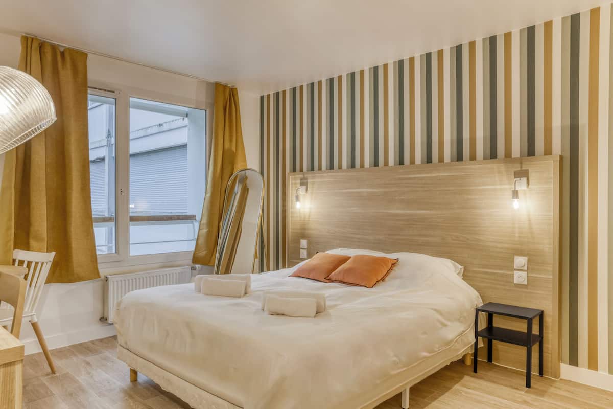 Estúdio superior | Escrivaninha, espaço de trabalho para notebook, Wi-Fi de cortesia