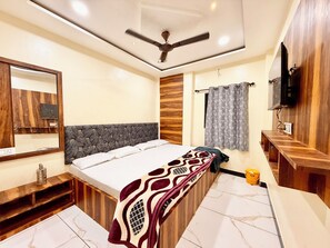 Quarto Triplo Superior | Roupa de alta qualidade, secretária 