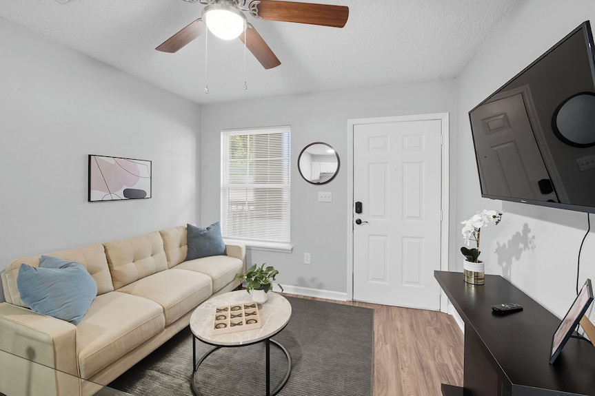 Chic Modern Suite With Style I Free Parking - Fayetteville, NC