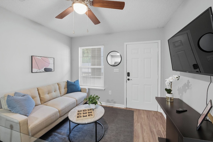 Fayetteville Bright & Chic Suite I Onsite Parking - 페이엣빌