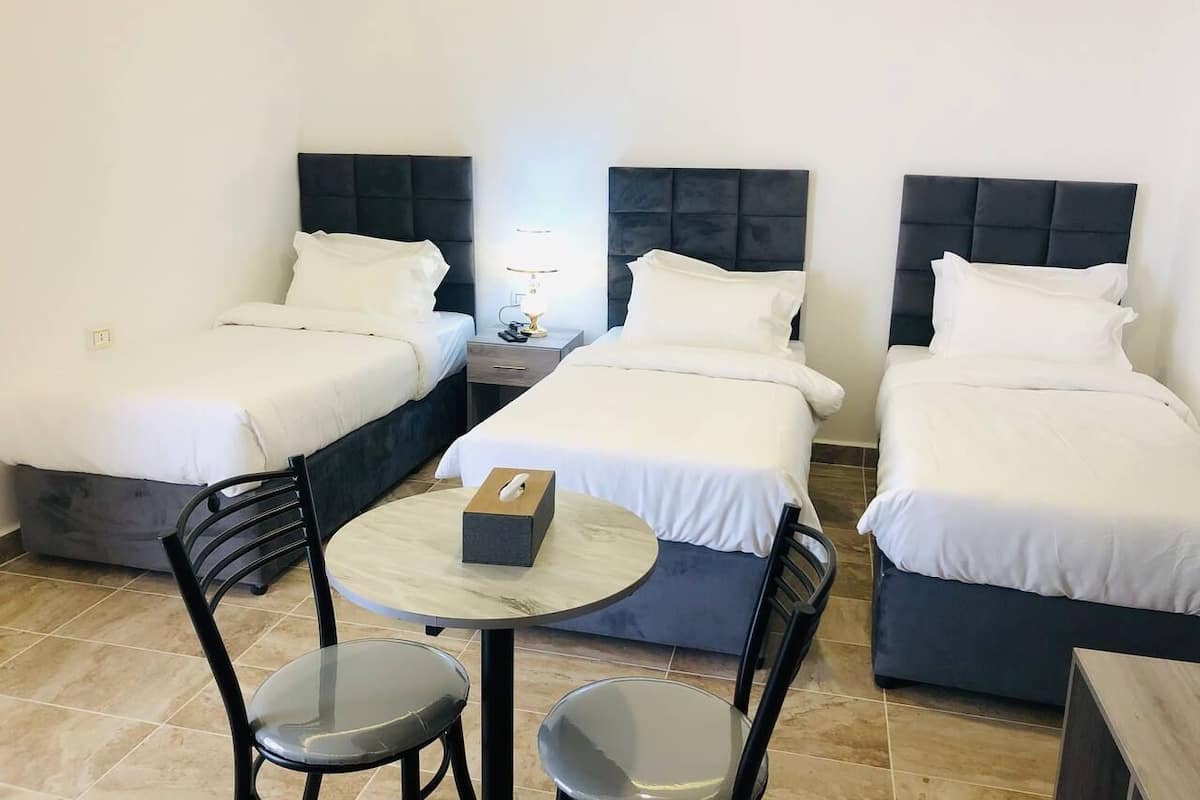 Quarto Triplo, Vista para a cidade | Secretária, Wi-fi grátis